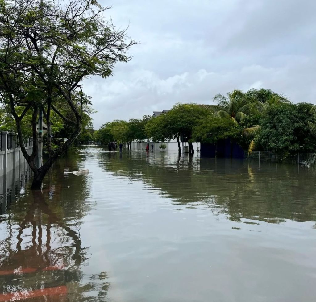 Flash floods hit Klang Valley, road closures and bus service ...